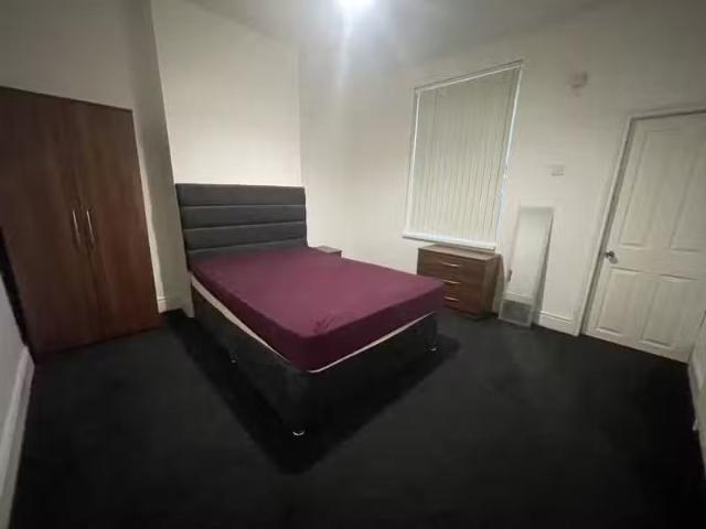 Nice 1 bedroom house share for rent in Room 4, Alexander Road.