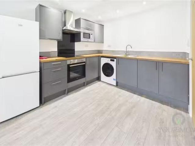 Charming 1 bedroom Mid Terrace Flat to rent, Gold Street, Nort.