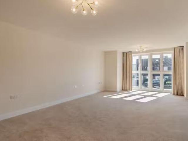New 1 bedroom retirement property for rent in 1B Westpole Aven.