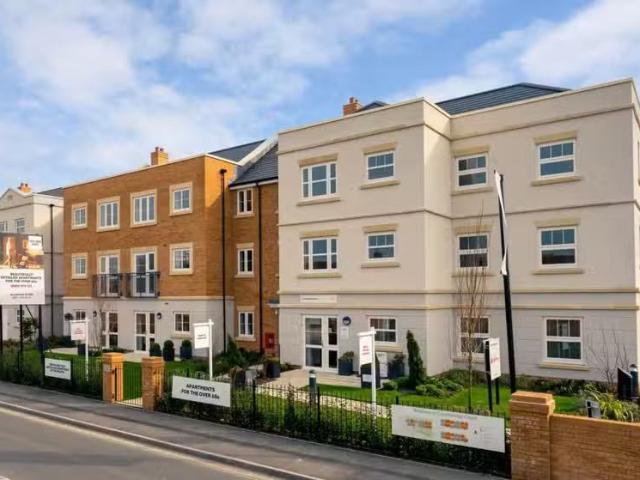 For Rent! 1 bedroom retirement property for rent in 32 London.