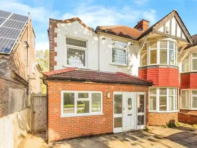 Deal! 1 bedroom Semi Detached Property to rent, Elgar Avenue.