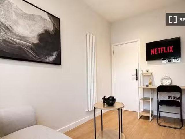 Nice 1 BR 1 bedroom apartment for rent in Hounslow Heath, London