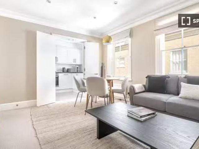 Cozy 1 BR 2 bedroom flat for rent in Courtfield, London