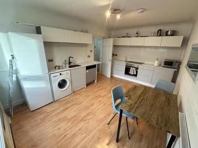 Nice 1 BR Atherstone Court, London