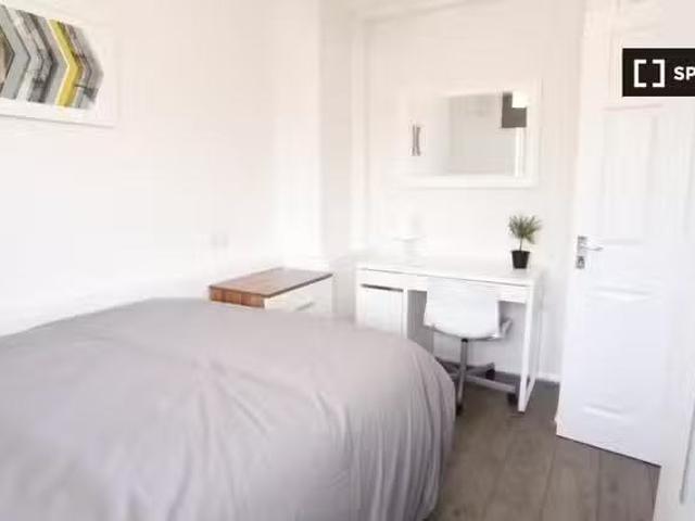 Deal! 1 BR Big room in 6 bedroom flat in Tower Hamlets, London