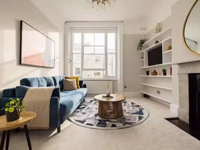 Cozy 1 BR Eardley Crescent