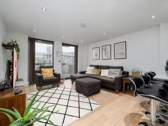 Nice 1 BR Fairfield Road, London