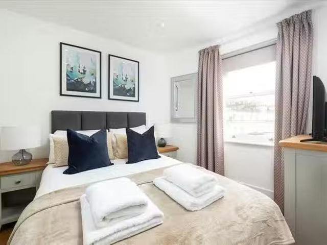 Cheap 1 BR Leinster Square, London