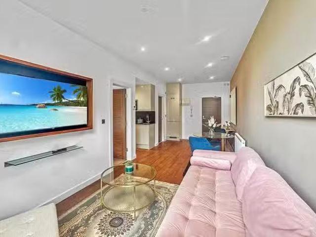 For Rent! 1 BR Silbury Boulevard