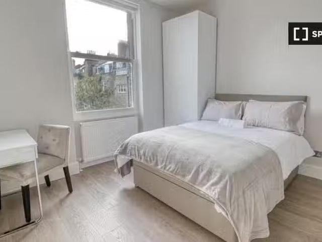 Rental! 1 BR Studio Apartment for rent in Kensington, London
