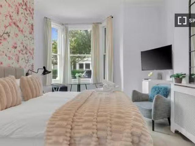 Charming 1 BR Studio for rent in Brook Green, London