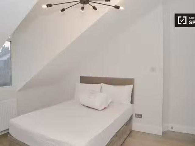 Deal! 1 BR Studio for rent in Redcliffe, London