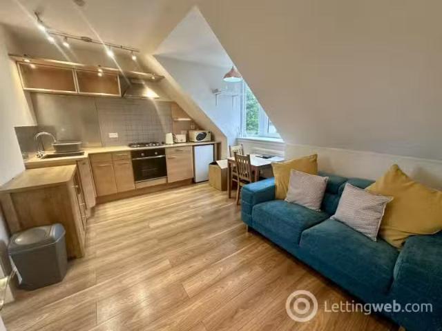 Charming 1 BR Property to rent in 34 Gladstone Place, Woodside.