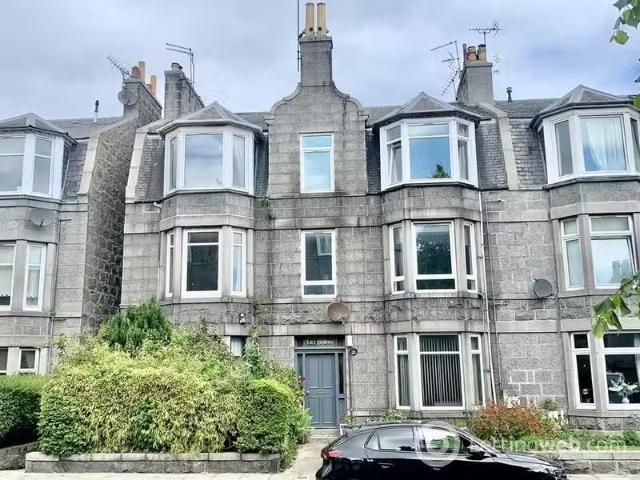 Charming 1 BR Property to rent in Victoria Road, Ground Floor.