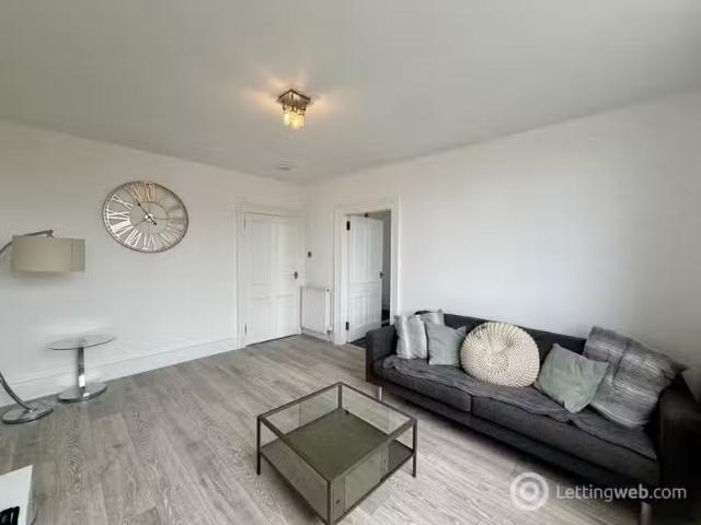 Deal! 1 BR Property to rent in Attic Floor Flat Right, 30 Wood.