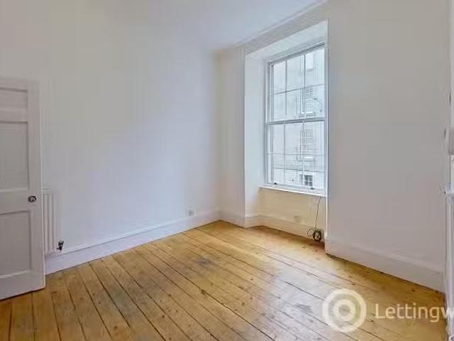 Cozy 1 BR Property to rent in Brighton Street, Old Town, Edinb.
