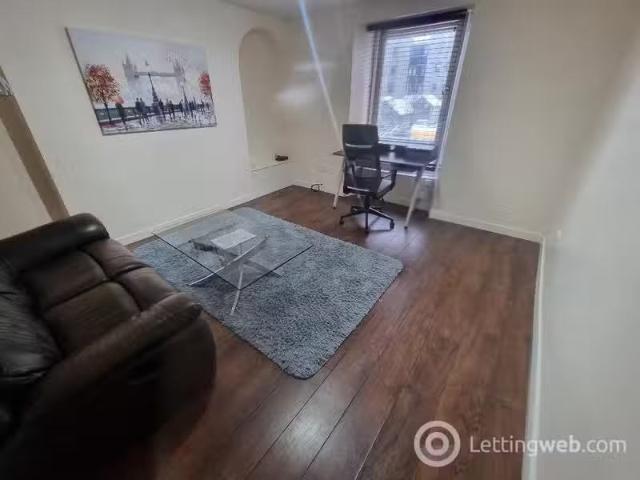 Deal! 1 BR Property to rent in Fraser Road, First floor left.