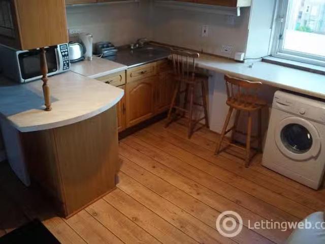 Nice 1 BR Property to rent in Pitstruan Place, Top floor left.