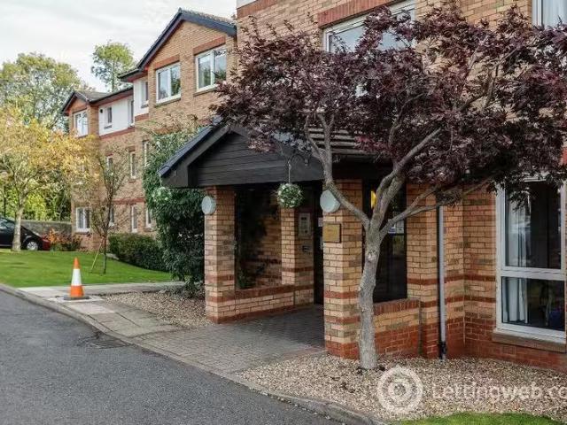 Unique 1 BR Property to rent in Queens Road, Craigleith, Edinb.