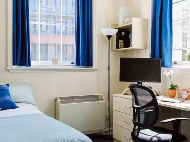 Rental! 1 BR Queens Hospital Close Classic En Suite