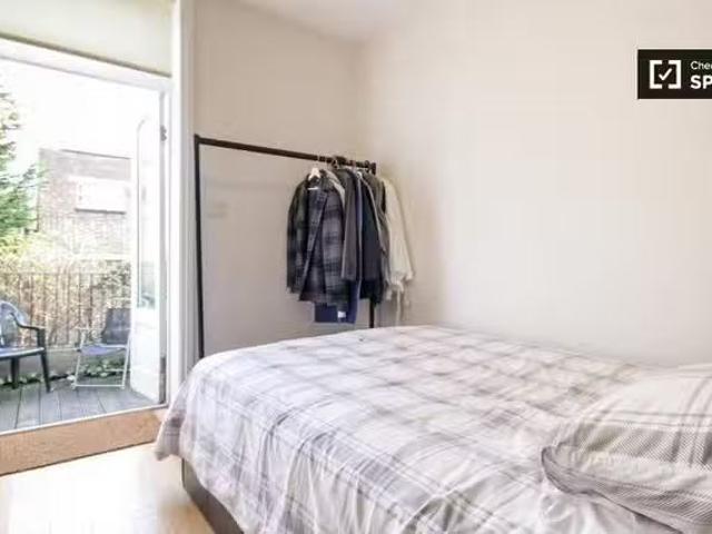 Cozy 1 BR Room with balcony, 6 bedroom houseshare in Hackney.