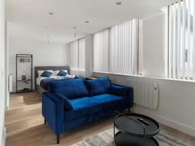 Rental! 1 BR Talbot Road, Stretford