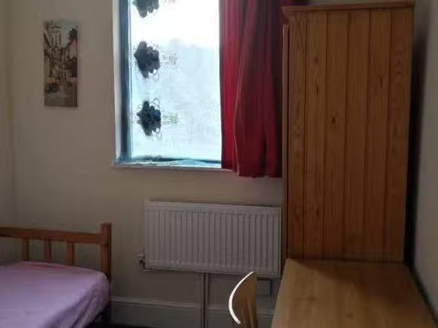 Charming 1 Room 54 Hamilton road single bed