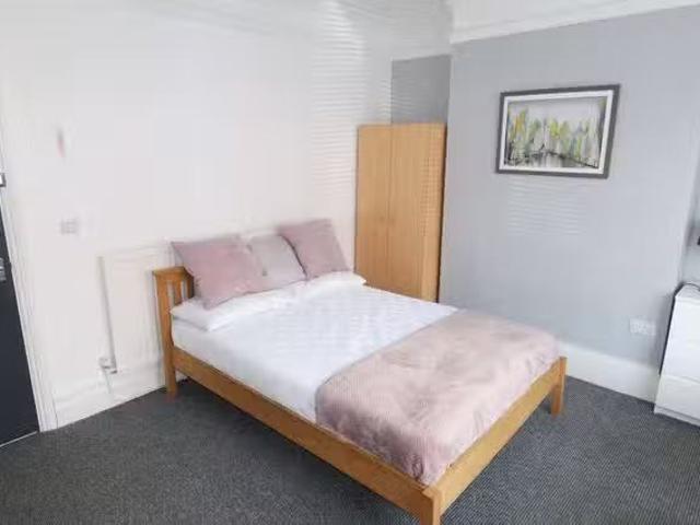Charming 1 Room 56 Foster Street 5 Bed 2 Bath