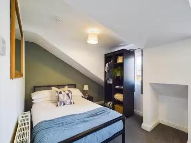 Just in! 1 Room 73 West Parade 6 Bedroom House