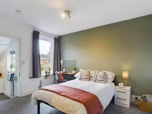 Nice 1 Room 11 Charles Street West 4 Bedroom House