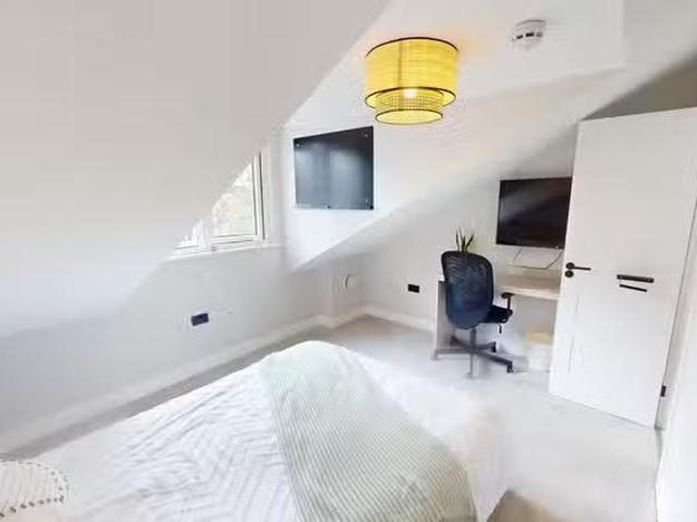 Charming 1 Room Oak Tree Lane B29 8 Bed, 1 Bath