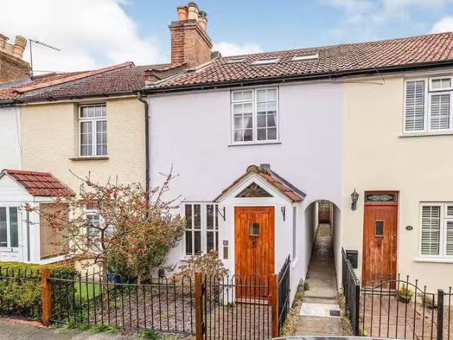 Nice 2 BA 3 bedroom Mid Terrace House to rent, Armstrong Road.