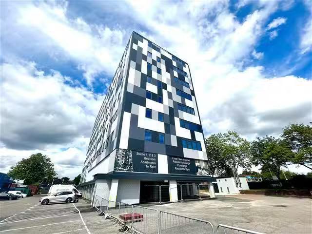 New 2 BA 3 bedroom apartment for rent in Birmingham Road, West.