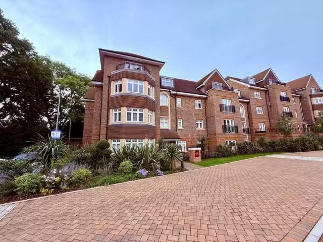 Just in! 2 BA 3 bedroom apartment for rent in Kestrel Close, S.