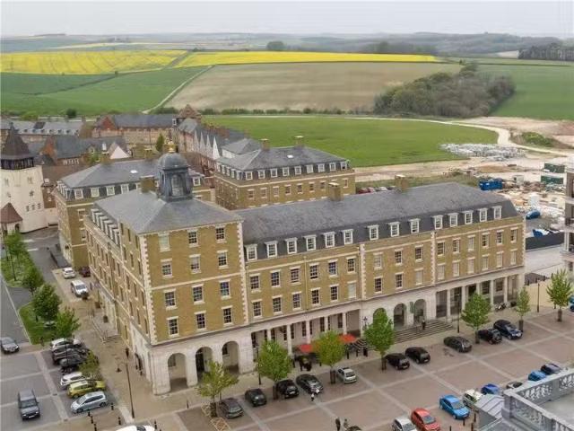 Nice 2 BA 3 bedroom apartment for rent in Queen Mother Square.