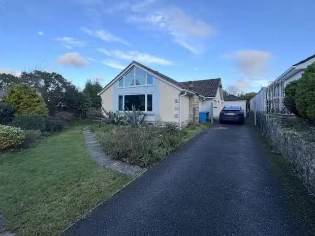 Cozy 2 BA 3 bedroom detached bungalow for rent in Lagado Close.