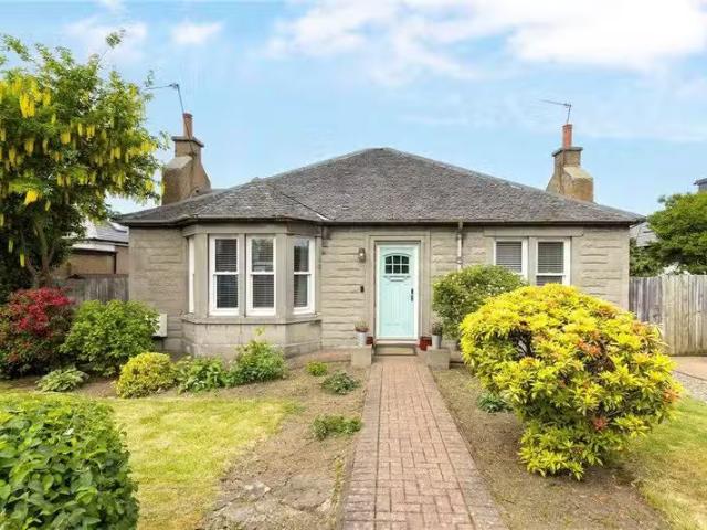 Charming 2 BA 3 bedroom detached house for rent in Glasgow Roa.