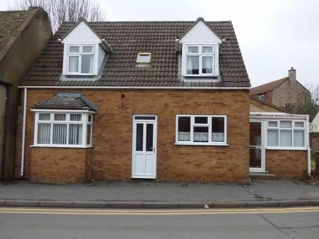 Unique 2 BA 3 bedroom detached house for rent in High Street.