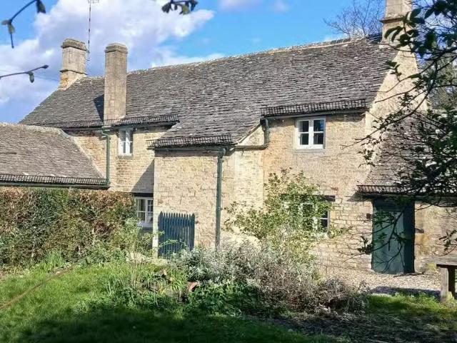 Deal! 2 BA 3 bedroom detached house for rent in Sherborne, GL5.