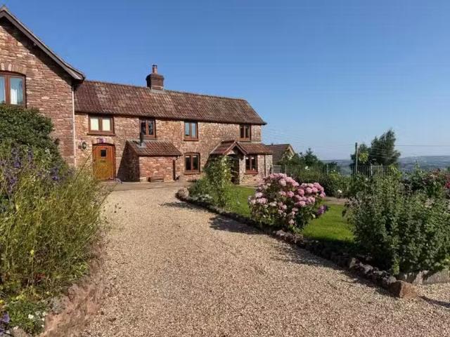 Cheap 2 BA 3 bedroom detached house for rent in The Wrangle, C.