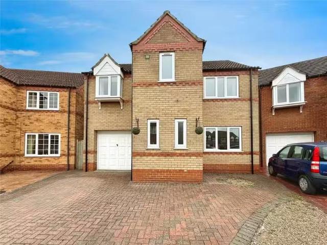 Cheap 2 BA 3 bedroom Detached House to rent, Mallory Close, Li.