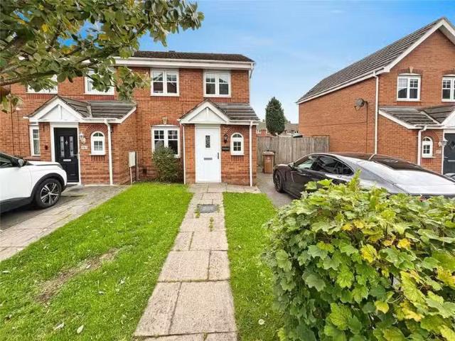 Cozy 2 BA 3 bedroom End Terrace House to rent, Squires Grove.