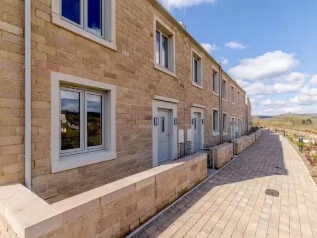 Unique 2 BA 3 bedroom end of terrace house for rent in Morning.