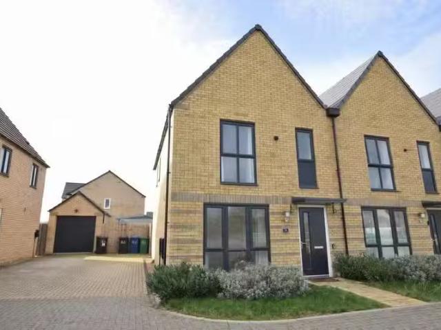 Cheap 2 BA 3 bedroom end of terrace house for rent in Sandpit.