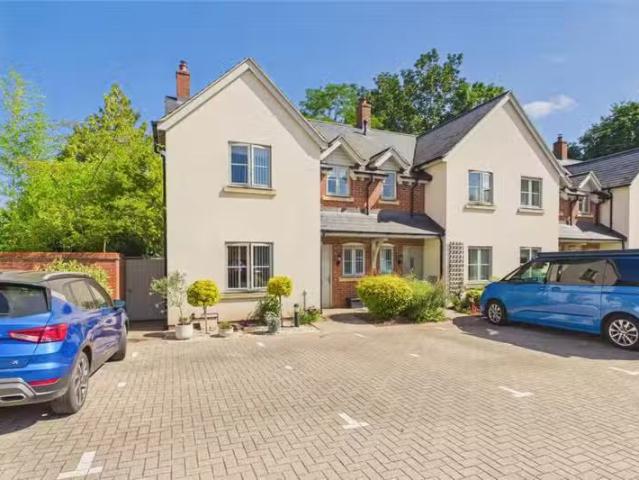 Cozy 2 BA 3 bedroom end of terrace house for rent in Walford R.