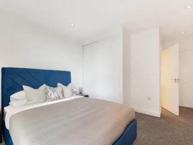 Deal! 2 BA 3 bedroom flat for rent in 17 Montrose Crescent, Th.