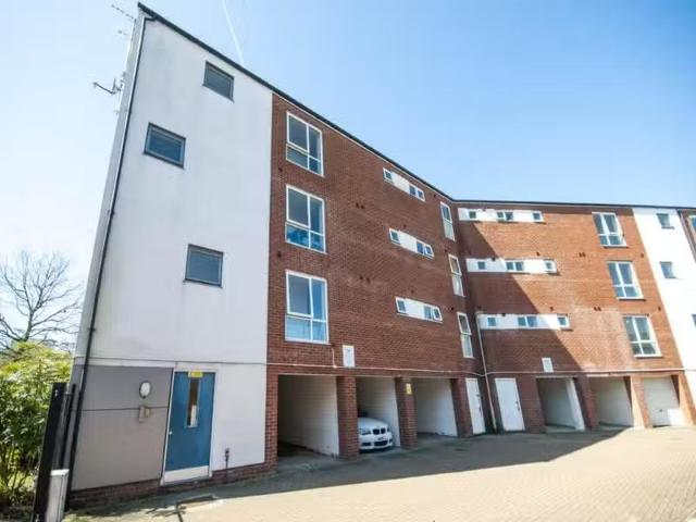 Unique 2 BA 3 bedroom flat for rent in Aviation Avenue, Hatfie.