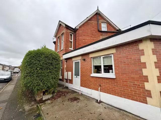 Cheap 2 BA 3 bedroom flat for rent in Kings Road, Charminster.