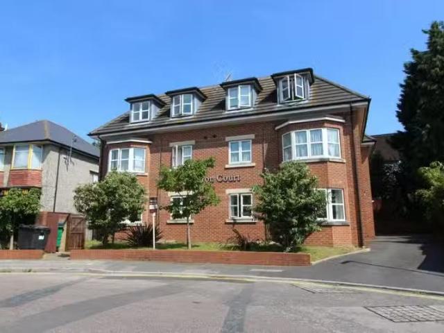 Deal! 2 BA 3 bedroom flat for rent in St Albans Road, Bournemo.