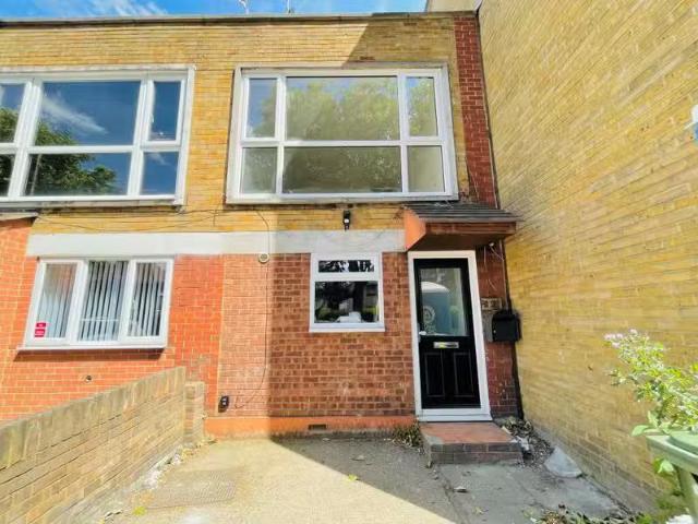 Cheap 2 BA 3 bedroom house for rent in Prince Regents Lane, Pl.